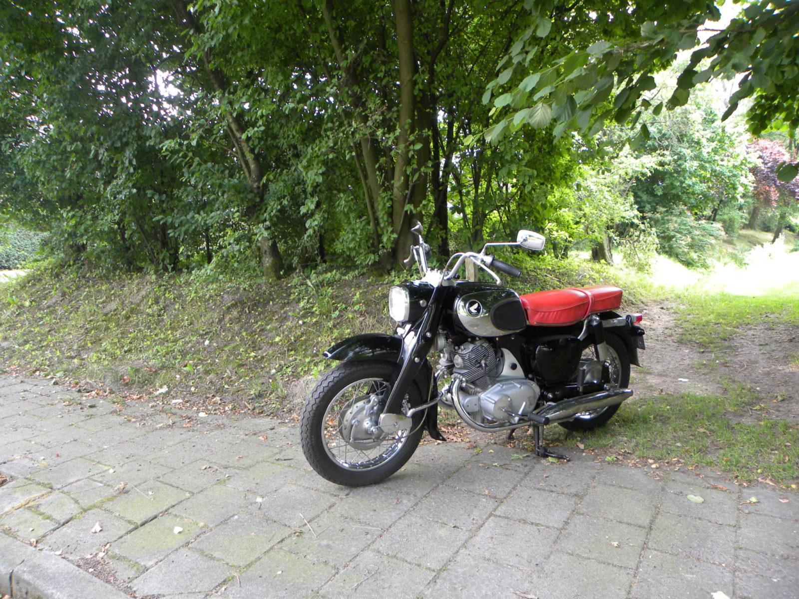 De C72 & C77 Dreams. Honda’s Lelijke eendjes – Auto Motor Klassiek ...