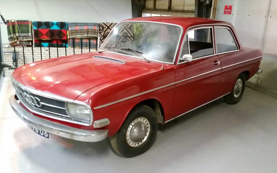 Audi 80 F 103. Langparkeerder – Audi 80 van 1967 geparkeerd op zolder
