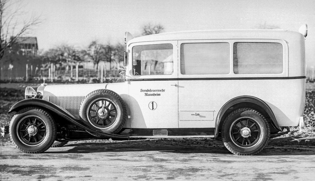 De 'achteruitkijkspiegelredding' met de Mercedes-Benz 320 ambulance ...