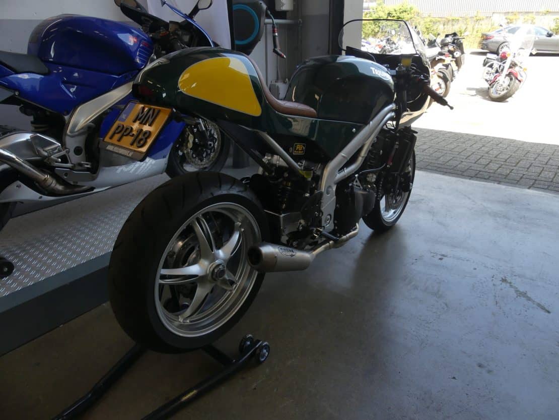 Triumph Daytona T595 caféracer. Ook al klassiek. – Auto Motor Klassiek ...